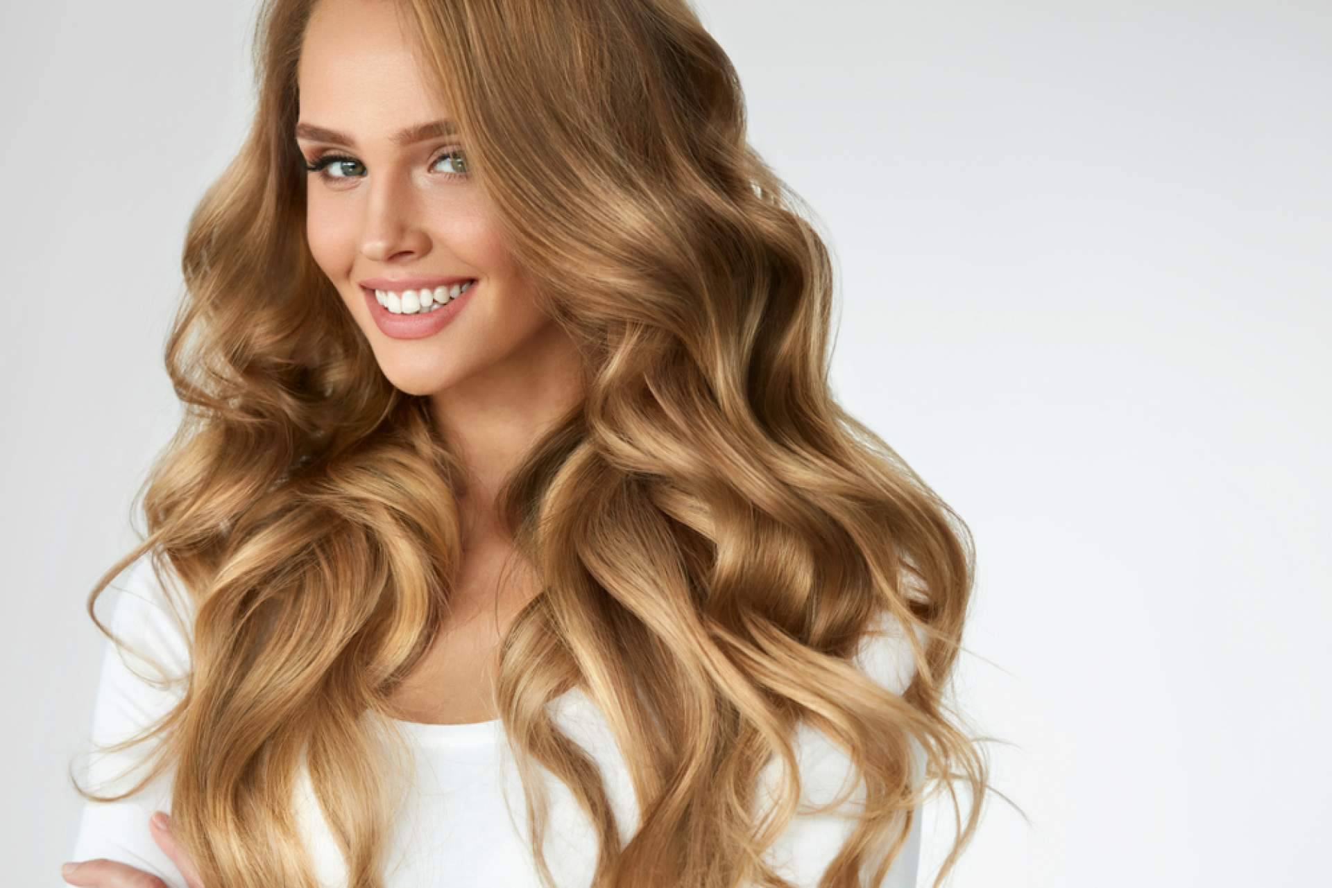 Cabello color capuchino claro: Transforma tu look con un tono irresistible.