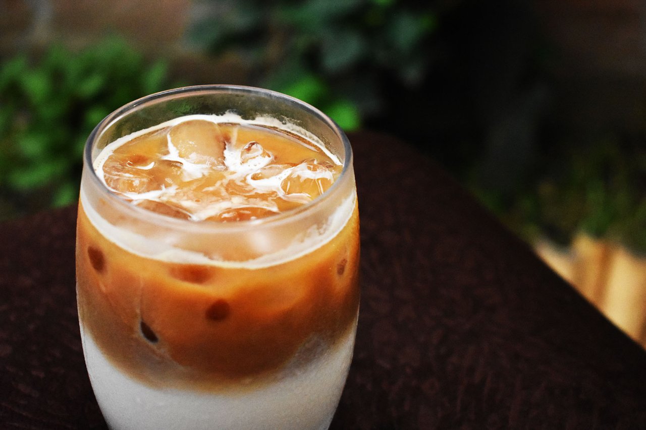 Descubre el deleite del café en las rocas, ¡refrescante y energizante!