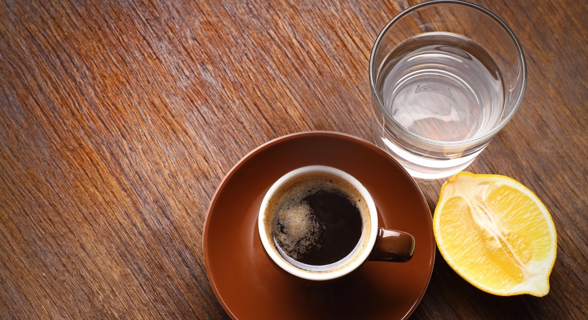 Descubre los efectos únicos de combinar café con limón