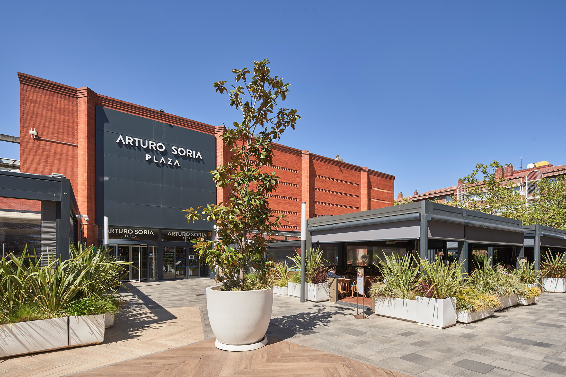 Descubre los secretos de la Calle de Arturo Soria 126 en Madrid